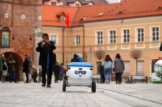 Polish startup develops first food-delivering robot in Lublin - VIDEO ...